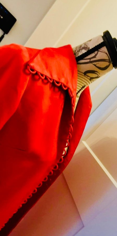 Röd kappa | Köp på Tradera (708502184)