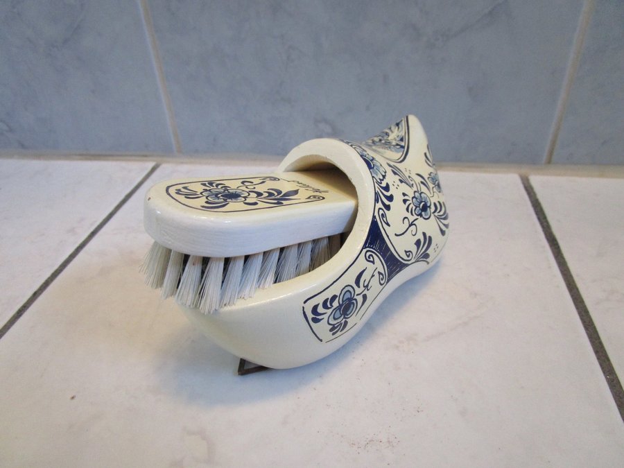 Mycket charmig och dekorativ träsko med klädbor.. | Köp på Tradera ...