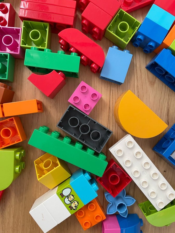 Drygt 2 kilo LEGO DUPLO med bitar/klossar + byg.. | Köp på Tradera ...