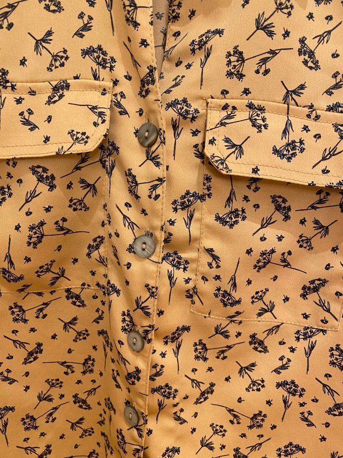 Silkig skjorta Holly & Whyte ljusbeige blus med.. | Köp på Tradera ...
