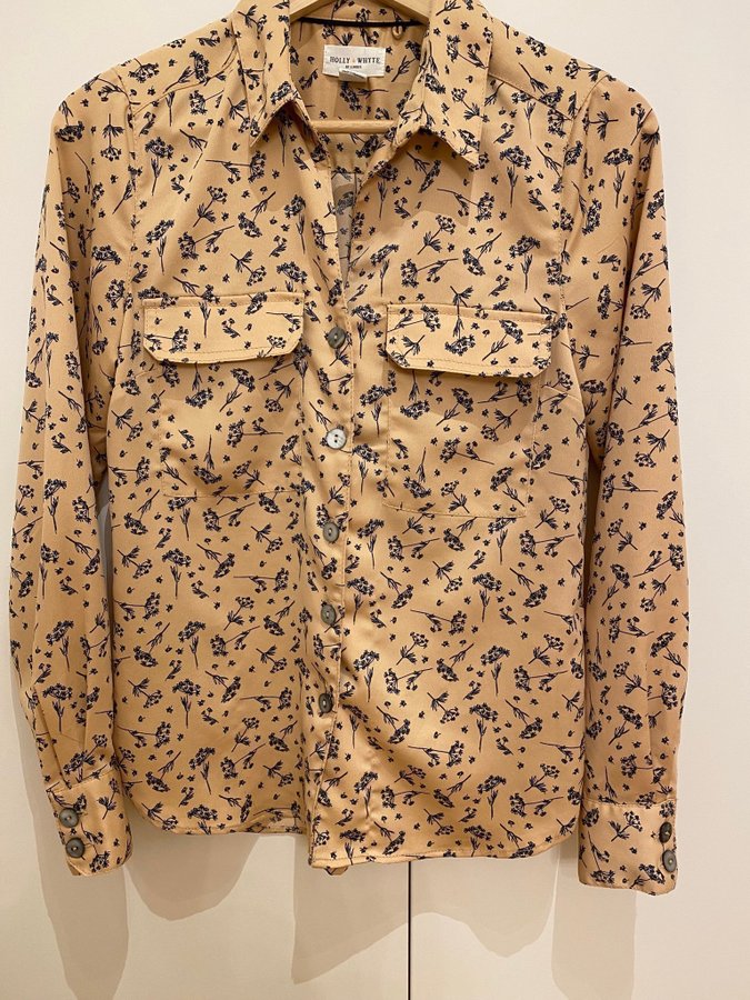 Silkig skjorta Holly & Whyte ljusbeige blus med.. | Köp på Tradera ...