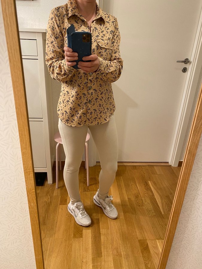 Silkig skjorta Holly & Whyte ljusbeige blus med.. | Köp på Tradera ...