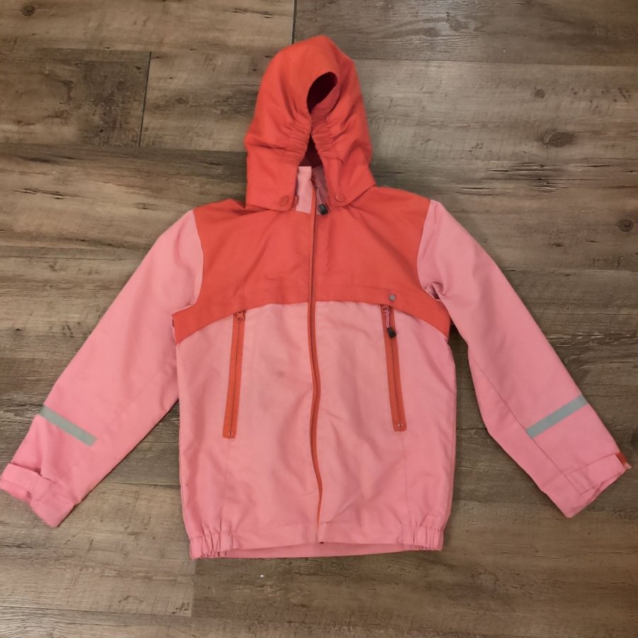 Rosa och röd jacka med huva, storlek 130 | Köp på Tradera (658824293)