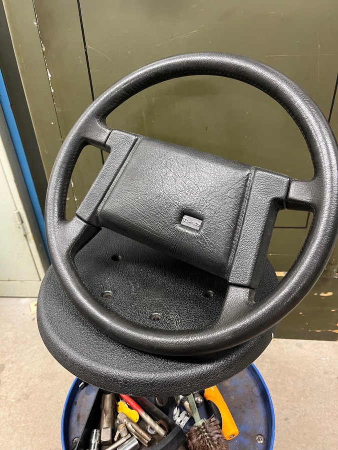 Se produkter som liknar Volvo 240 Turbo Ratt på Tradera (689811824)