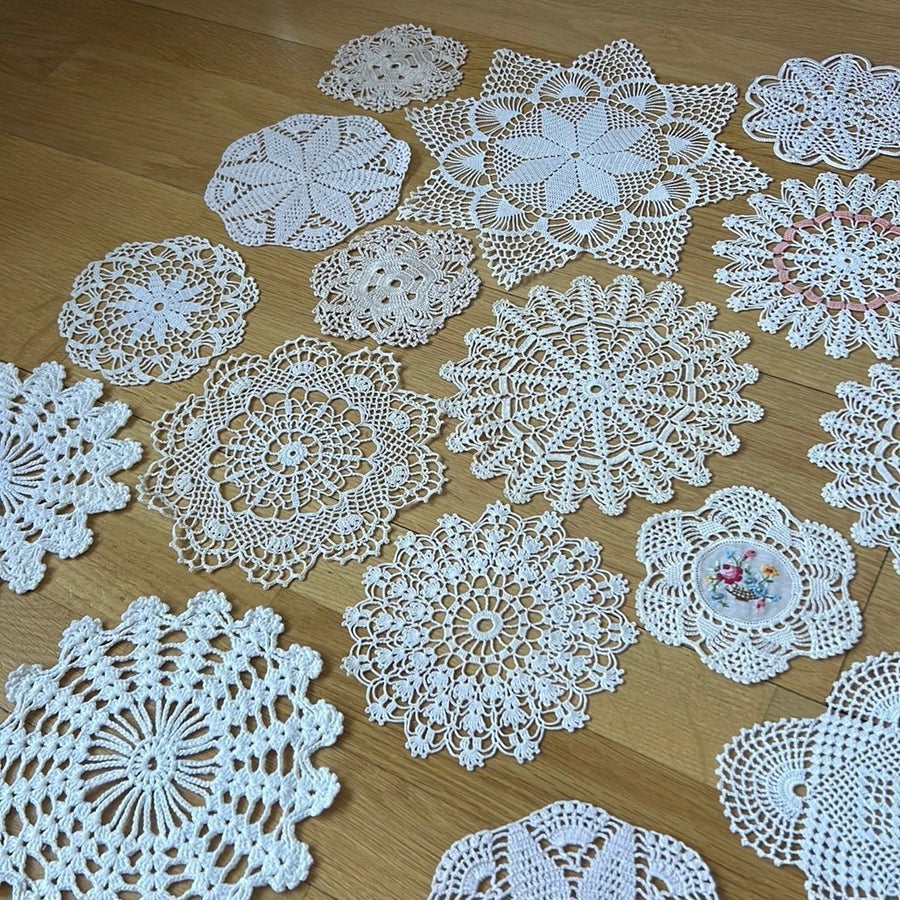 Se produkter som liknar Handvirkade små dukar (11-25 .. på Tradera ...