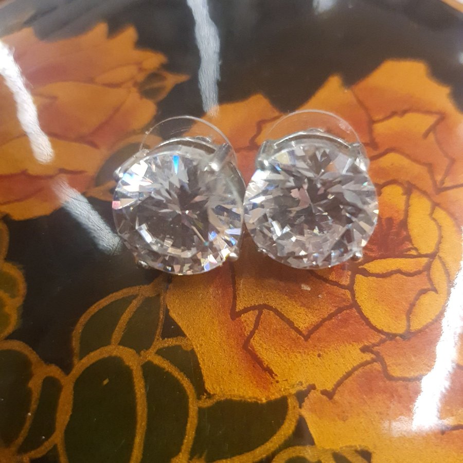 Mega stora studs örhängen krist.. | Köp från Vonvintage på Tradera ...