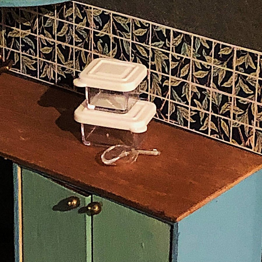2 x Miniatyr matlådor med lock o skopa dockskåp.. | Köp på Tradera ...