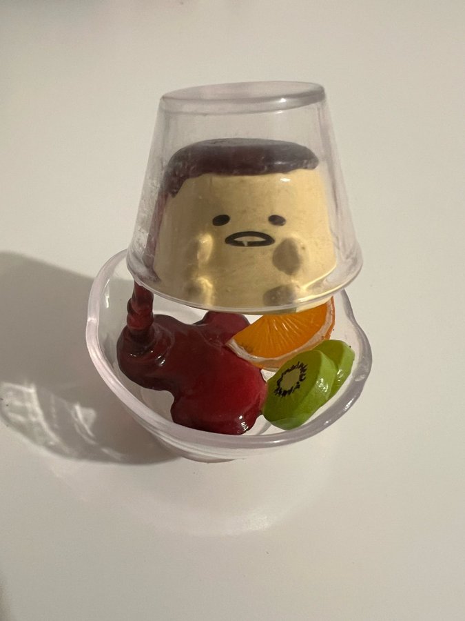 Se produkter som liknar Gudetama pudding och frukt mi.. på Tradera ...
