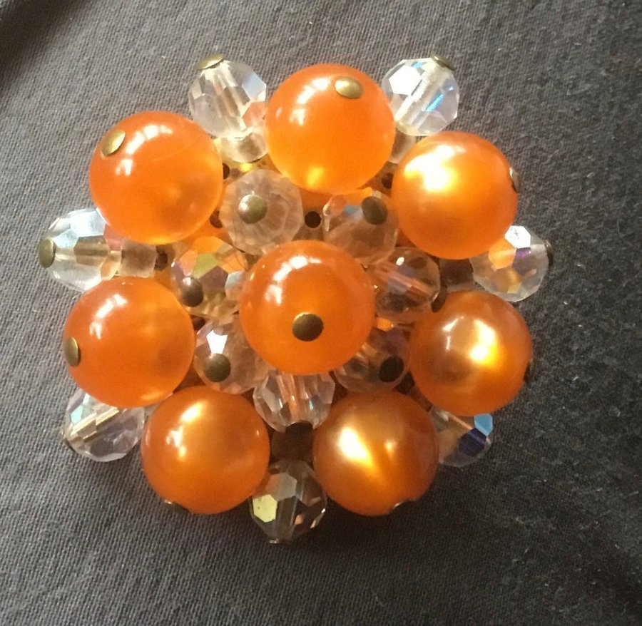 Se produkter som liknar Äldre brosch. 1960-talet.Vint.. på Tradera ...