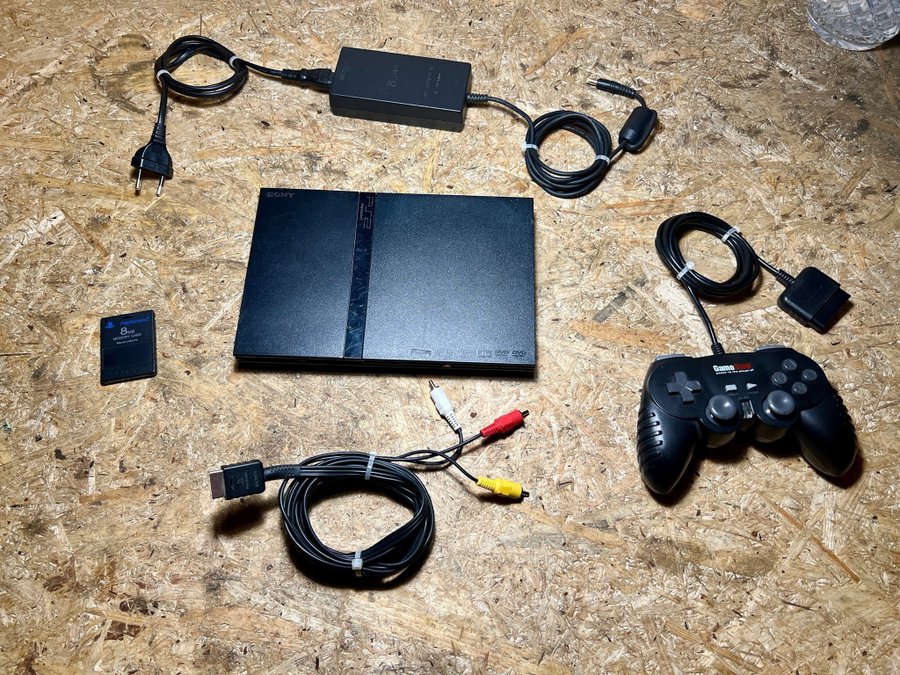 PS2 Slim med GameStop kontroll minneskort och tillbehor