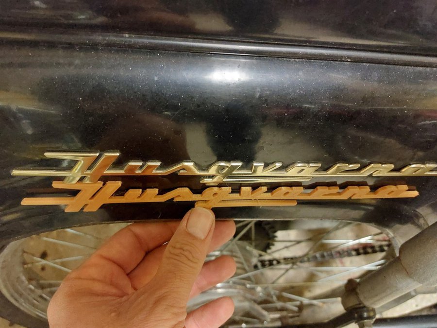 Se produkter som liknar Husqvarna logga i plastic på Tradera (671840762)