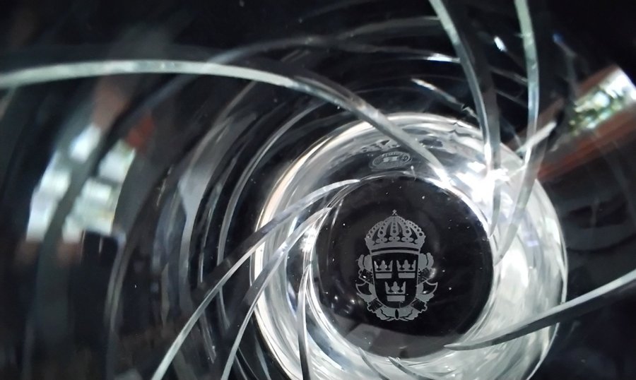 Se produkter som liknar Rejmyre vacker modern glas sk.. på Tradera ...