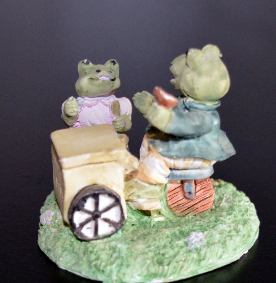Söt figurin - grodor med Honey Pops vagn | Köp på Tradera (711091432)