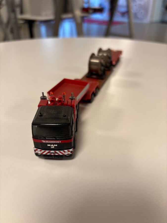 Se produkter som liknar MAN Mammoet lastbil med släp .. på Tradera ...