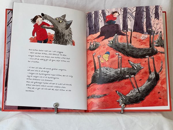 Se produkter som liknar Gittan och gråvargarna av Pij.. på Tradera ...