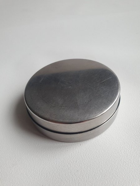 Se produkter som liknar Snusdosa PAPPAS SNUS metall d.. på Tradera ...