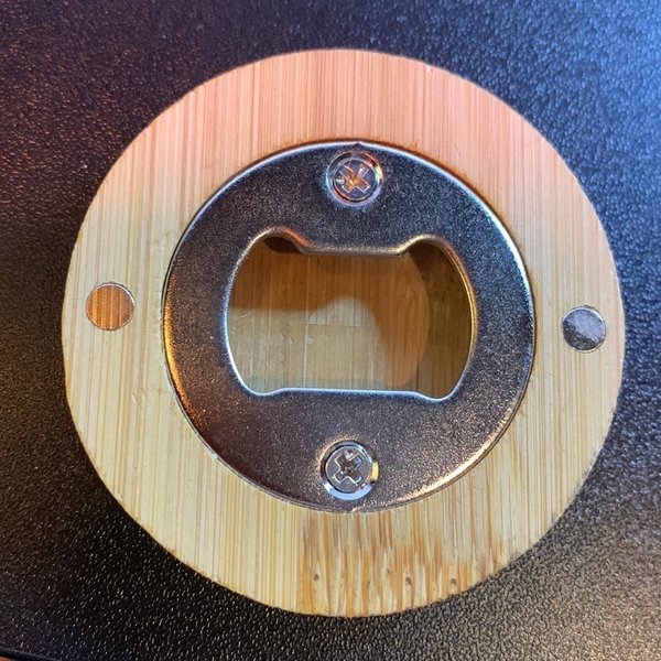 Kapsylöppnare i trä och magneter | Köp på Tradera (708475882)