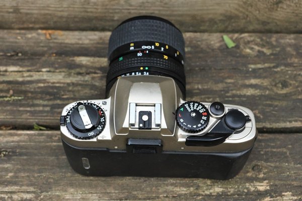 Nikon FE10 + Zoom-NIKKOR 35-70 3.3-5.6 | Köp på Tradera (700295574)