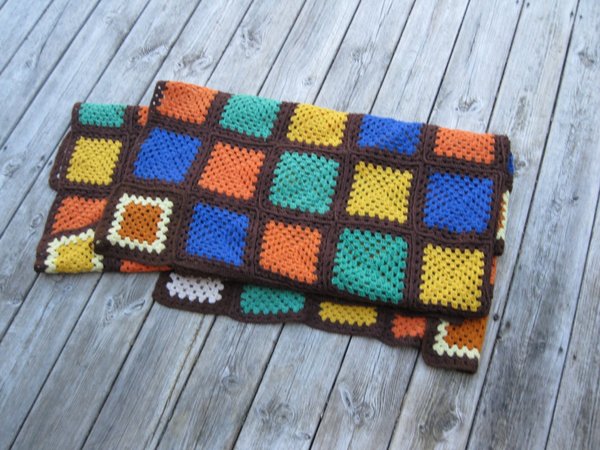 Se produkter som liknar Filt med färgstarka virkade r.. på Tradera ...