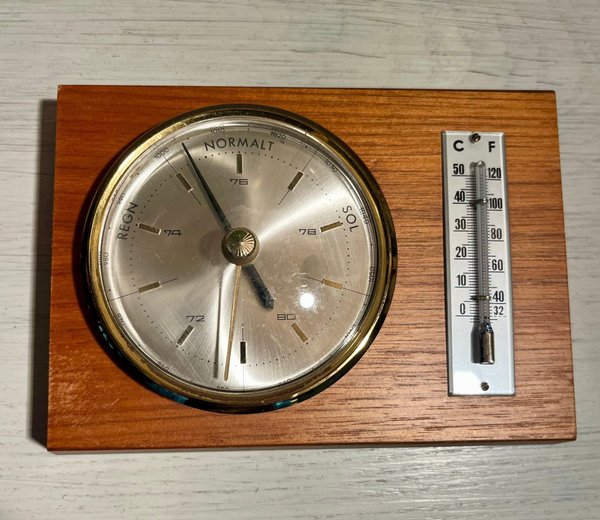 Väderstation på platta av trä med Termometer oc.. | Köp på Tradera ...