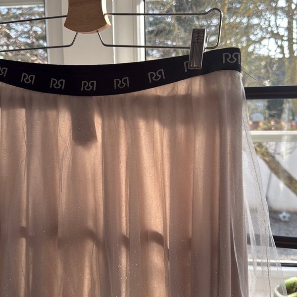 Rinascimento beige kjol, storlek XL | Köp på Tradera (735544740)