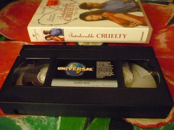 VHS, INTOLERABLE CRUELTY, FIL.. | Köp från keepeer14488 på Tradera ...