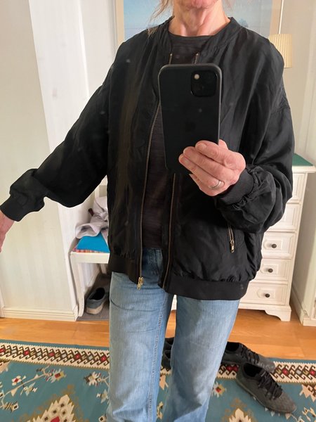 Se produkter som liknar Weekday svart bomber jacka zi.. på Tradera ...